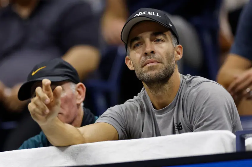 Who is the girlfriend of Spanish Tennis coach Pere Riba?